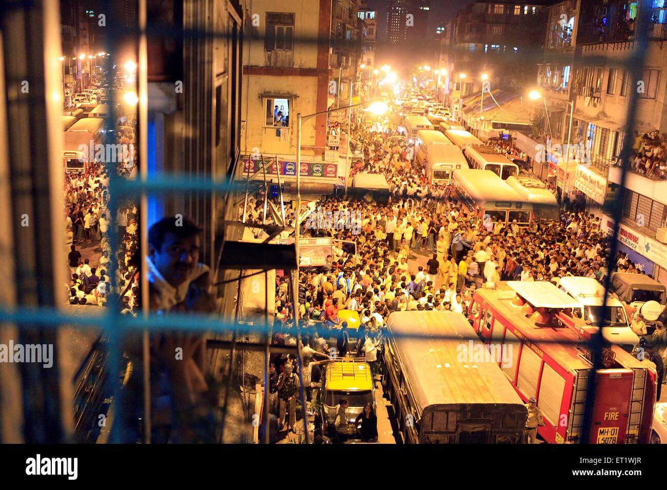 Onlookers rejoice outside Nariman house after terrorists were killed ...
