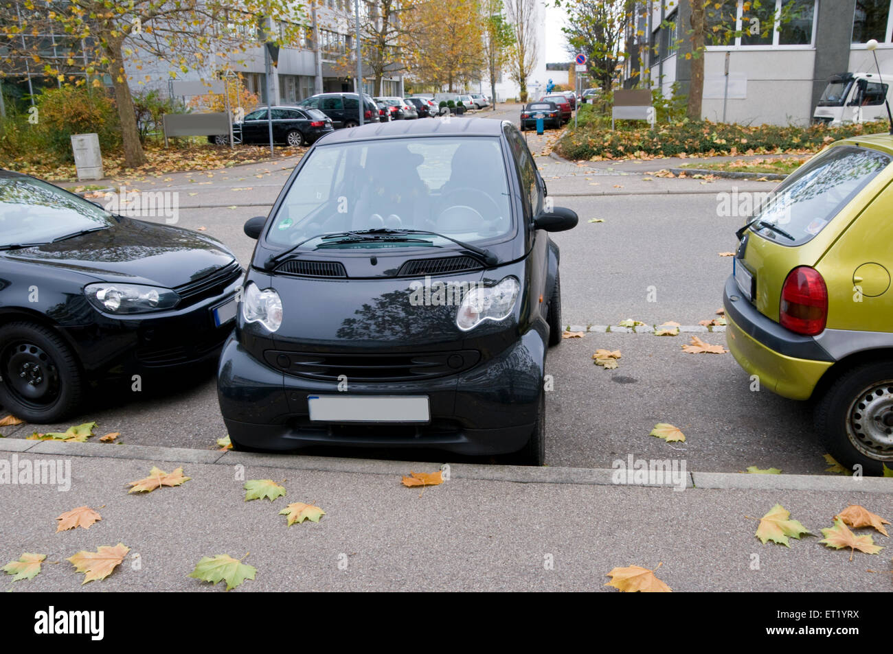 Smart car small parking space hi-res stock photography and images - Alamy