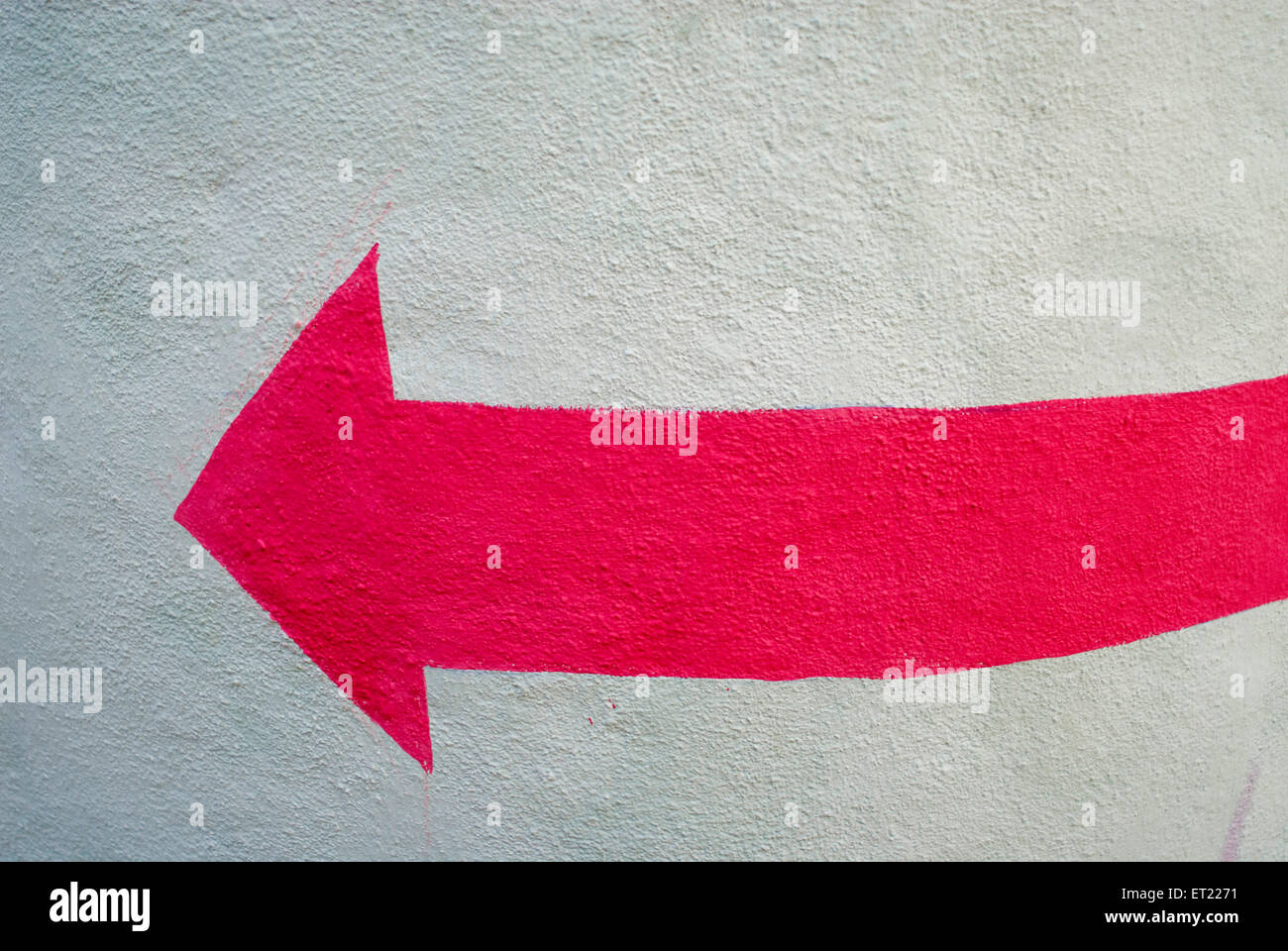 White arrow on red background hi-res stock photography and images - Alamy