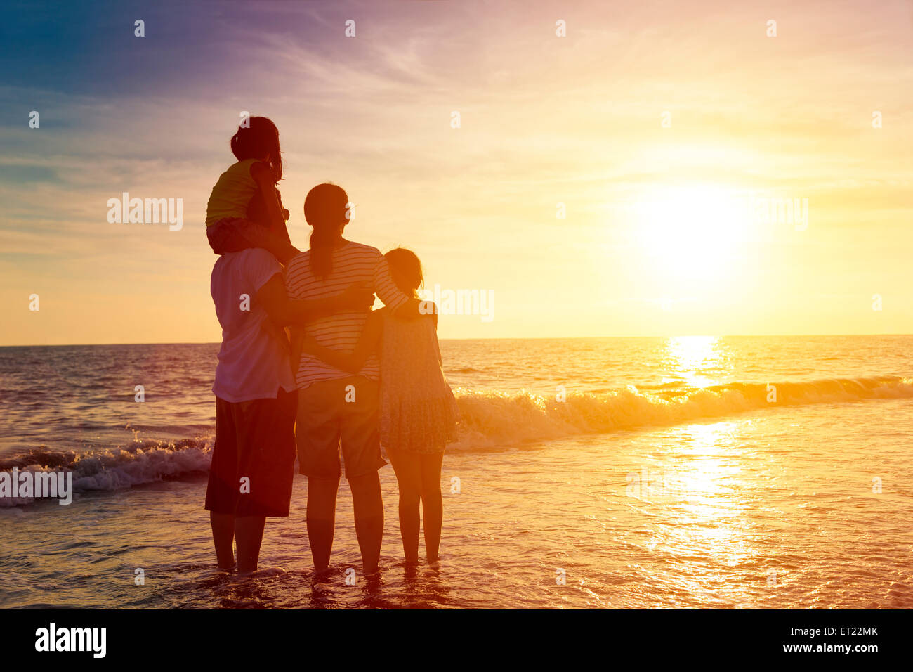 Family on beach at sunset hi-res stock photography and images - Alamy