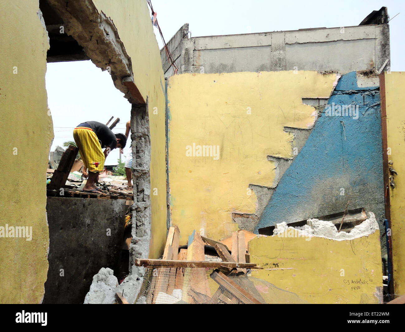 Navotas City, Philippines. 10th June, 2015. A Filipino "self-demolishes ...