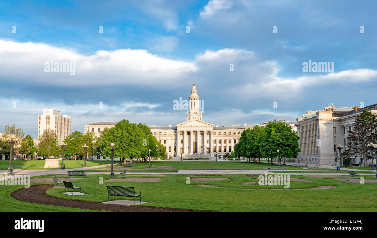 County courthouse and courtyard with benches Stock Photo - Alamy