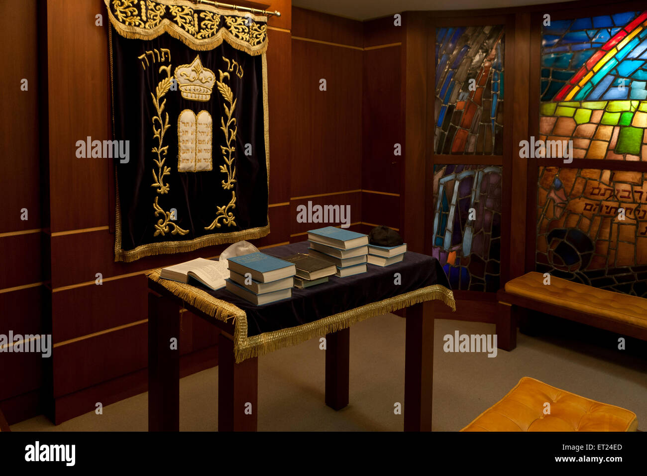 Jewish prayer torah study room hi-res stock photography and images - Alamy