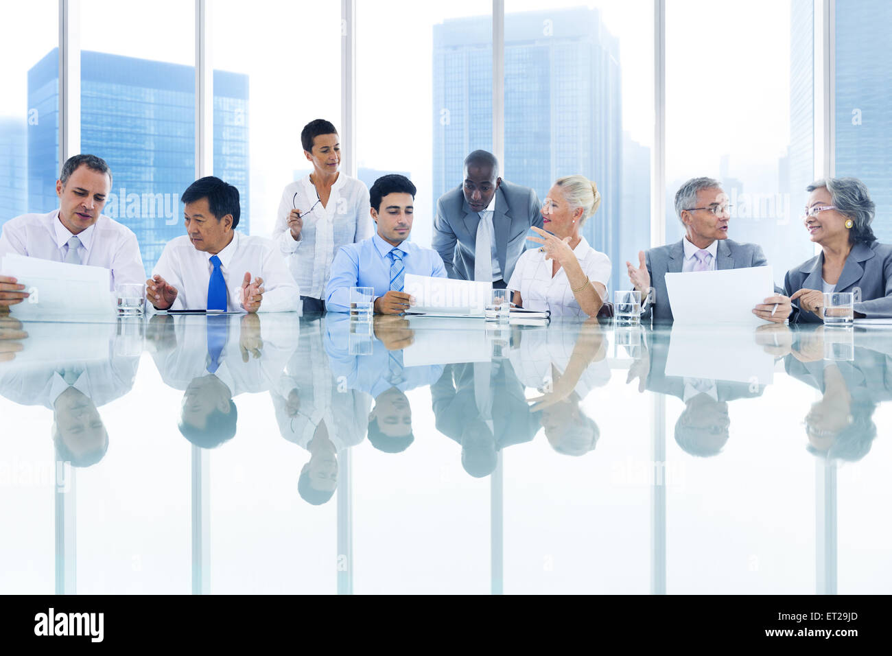 Crowded meeting room hi-res stock photography and images - Alamy