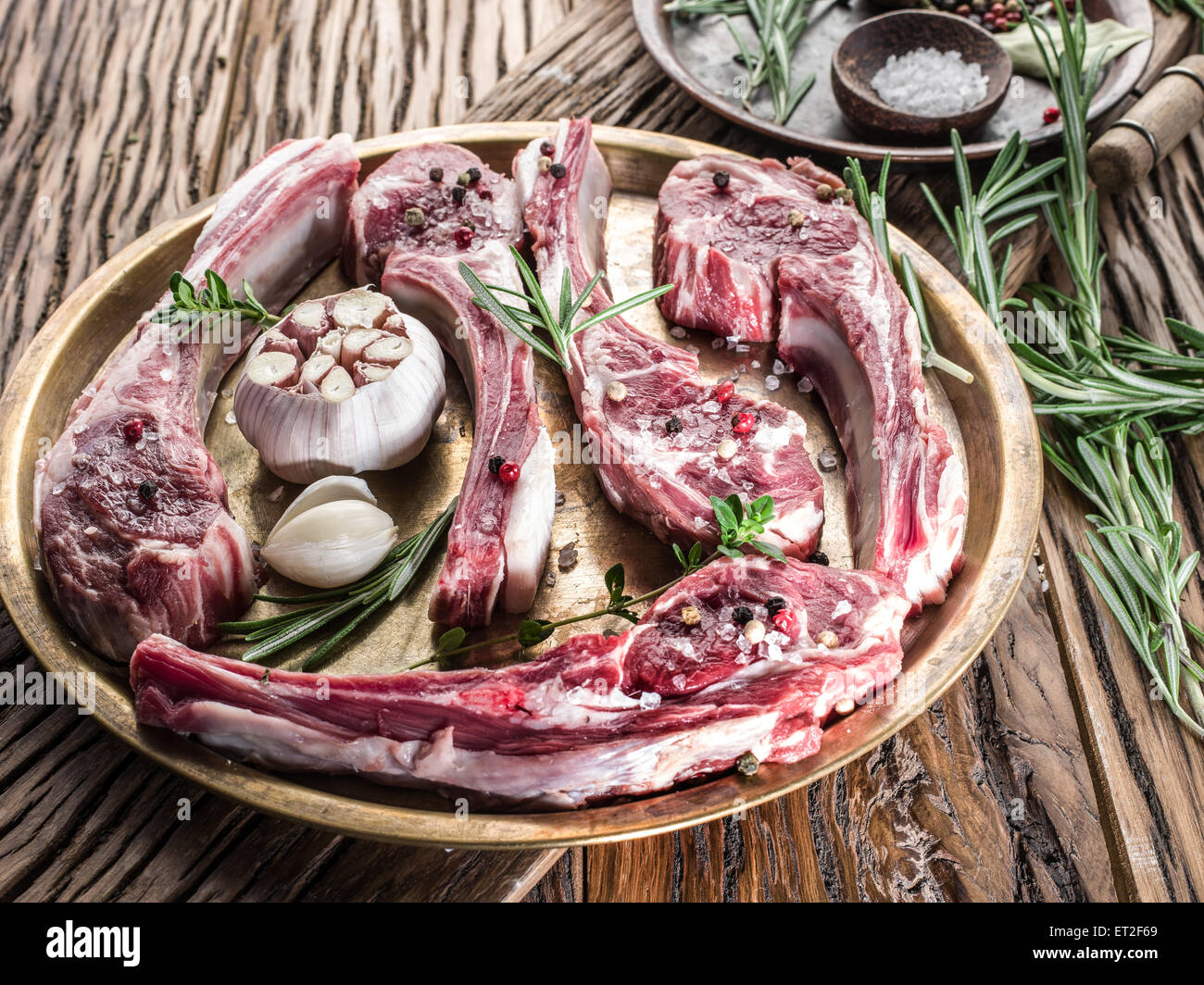 Raw lamb chops with garlic and herbs on the old wooden table Stock ...