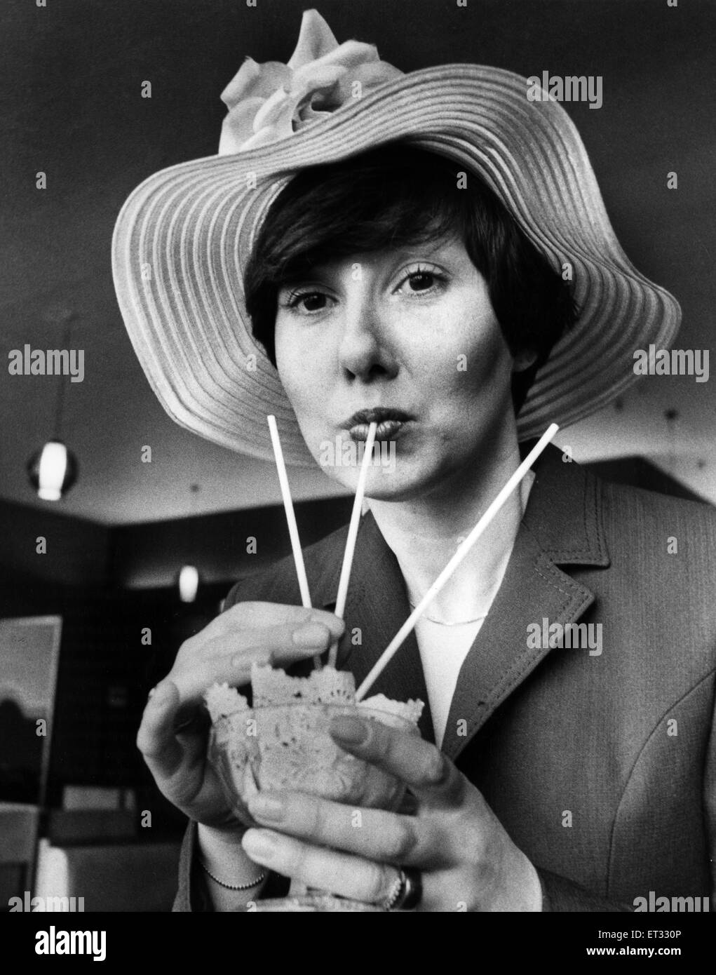 Val Thompson wearing Easter Bonnet, 25th March 1980 Stock Photo - Alamy