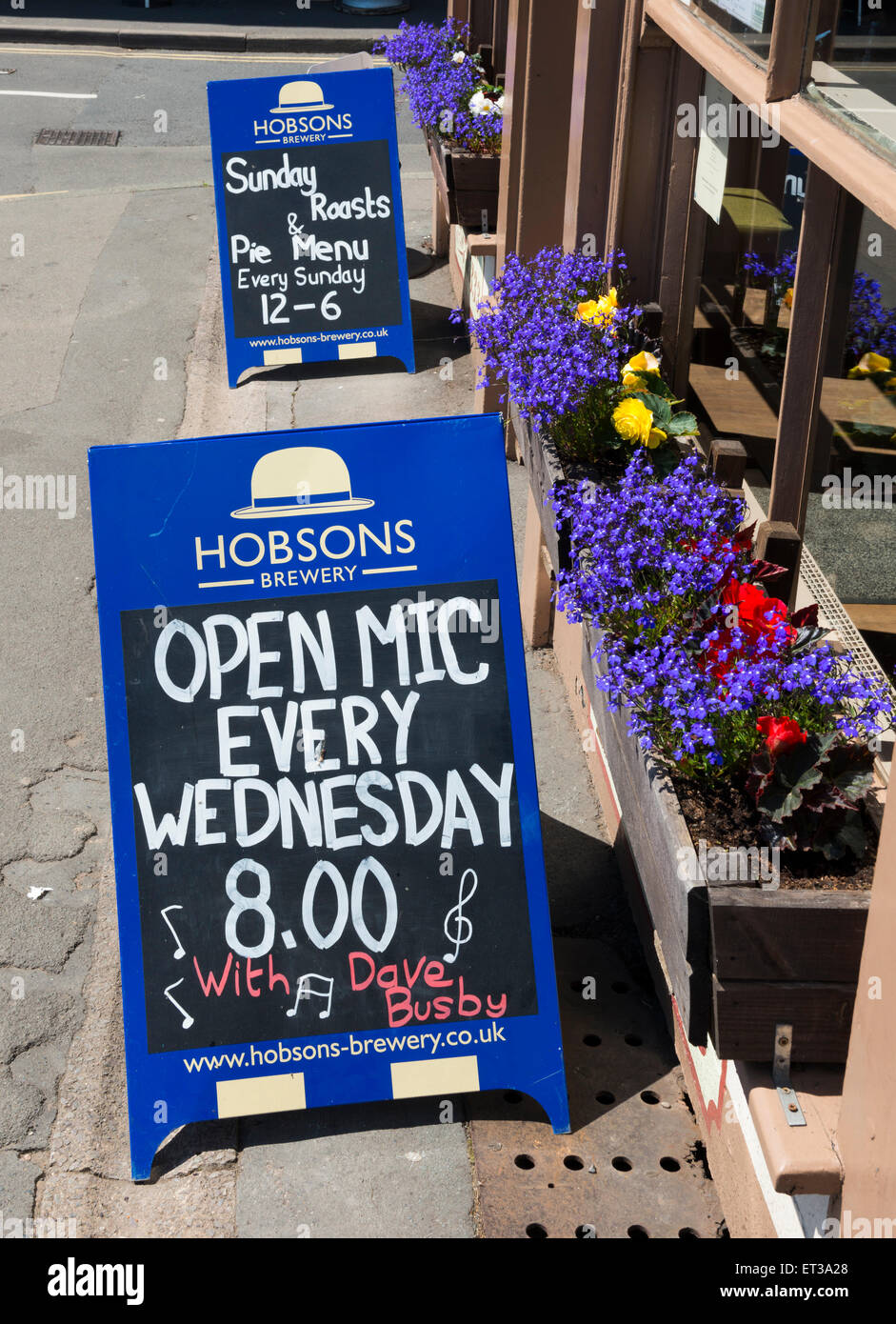 Outside open signs hi-res stock photography and images - Alamy