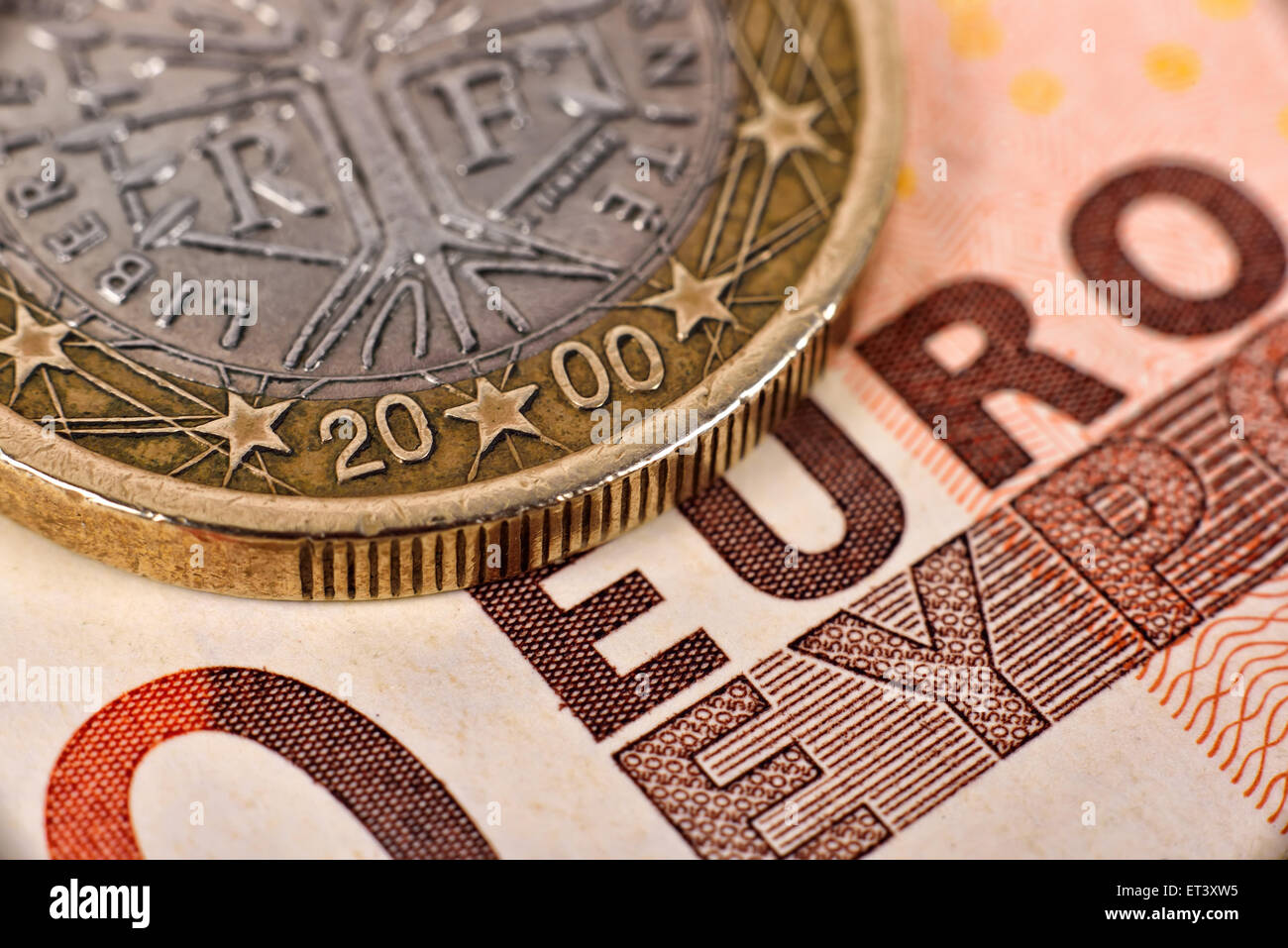 Euro Banknote and Coin, extra close up Stock Photo - Alamy
