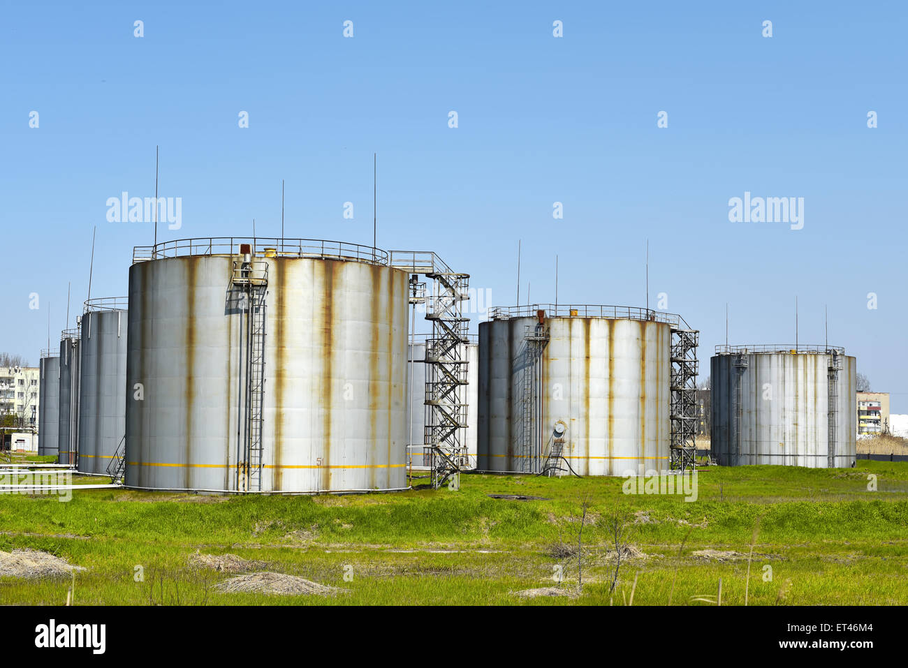 Crude oil tanks hi-res stock photography and images - Alamy