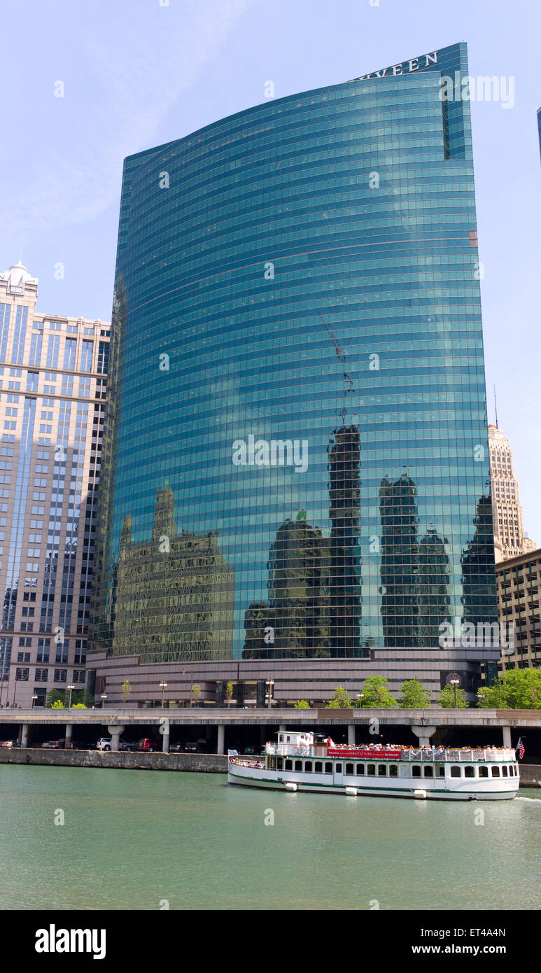 Chicago river reflection 333 west wacker drive Stock Photo - Alamy