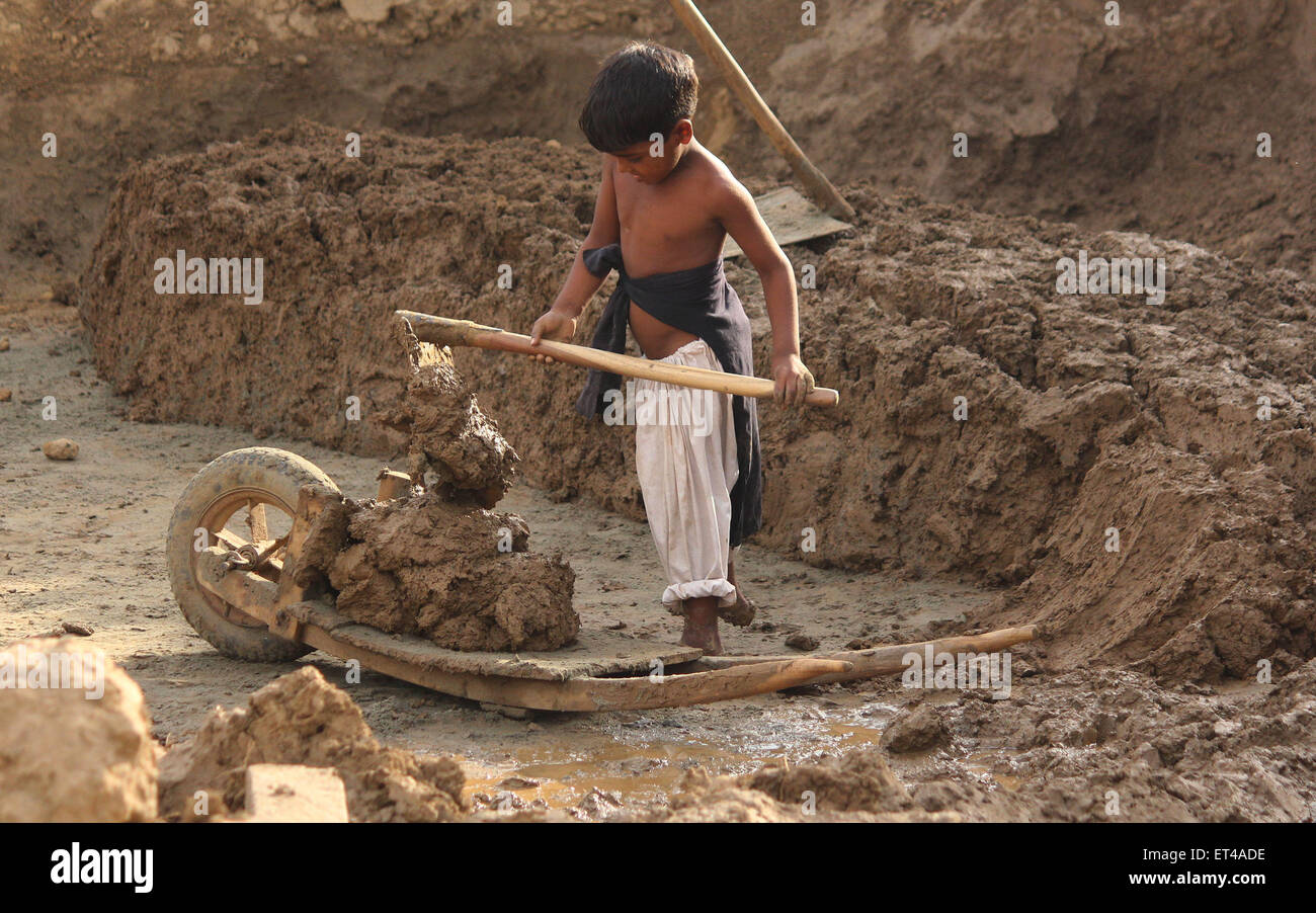Lahore, Pakistan. 11th June, 2015. Pakistani child labourer busy in ...