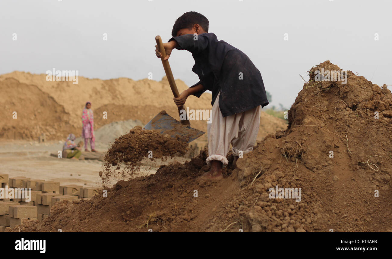 Lahore, Pakistan. 11th June, 2015. Pakistani child labourer busy in ...