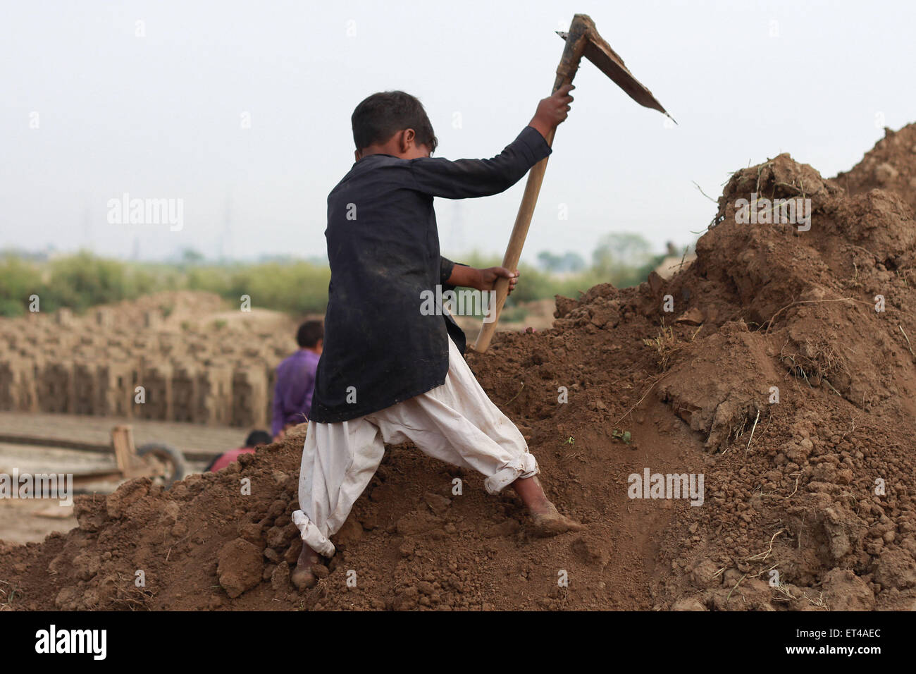 Lahore, Pakistan. 11th June, 2015. Pakistani child labourer busy in ...