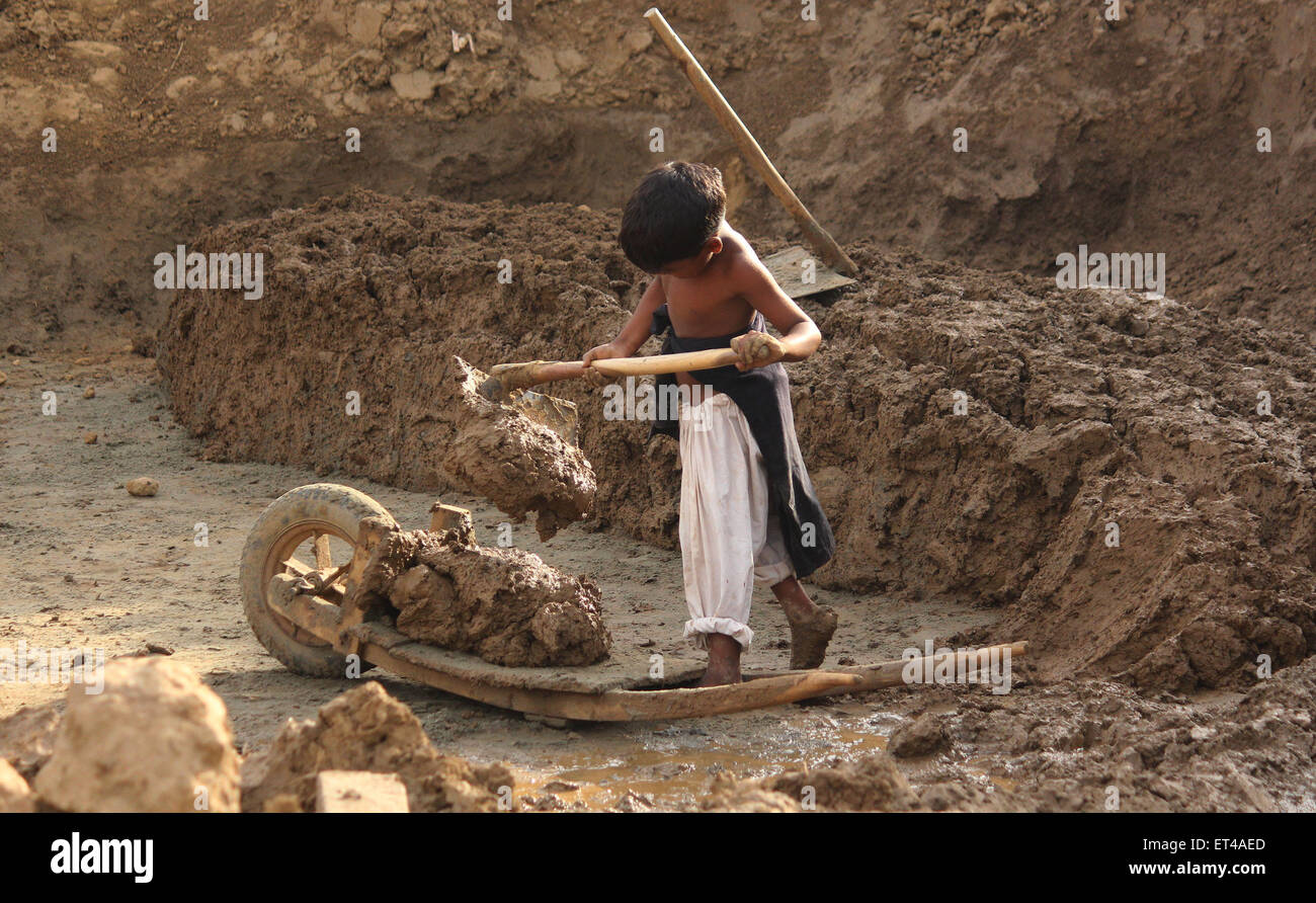 Lahore, Pakistan. 11th June, 2015. Pakistani child labourer busy in ...