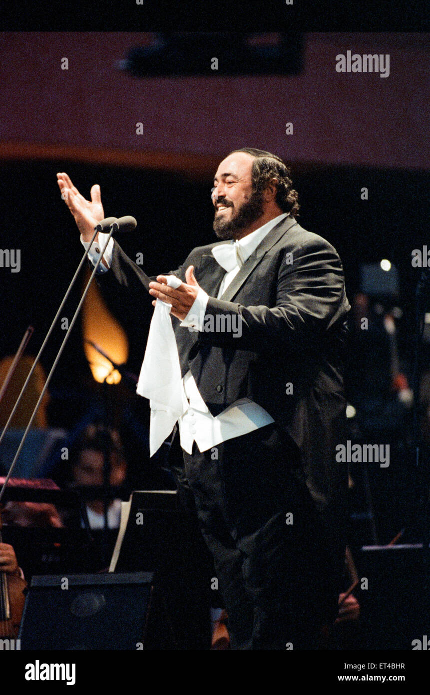 Italian Tenor Luciano Pavarotti Stock Photos & Italian Tenor Luciano ...