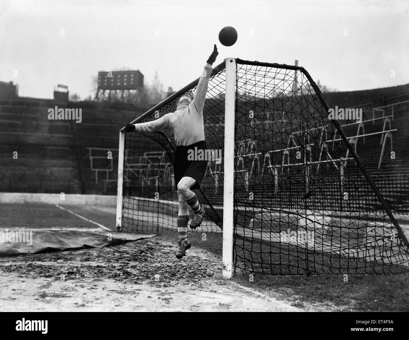 Charlton athletic goalkeeper sam bartram Black and White Stock Photos ...