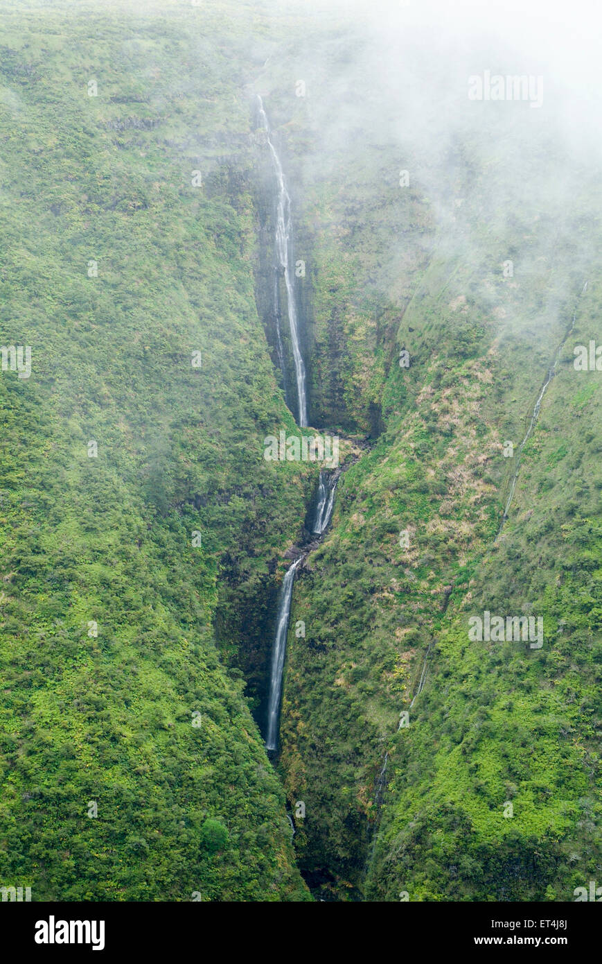 View back waipio valley waterfalls hi-res stock photography and images ...