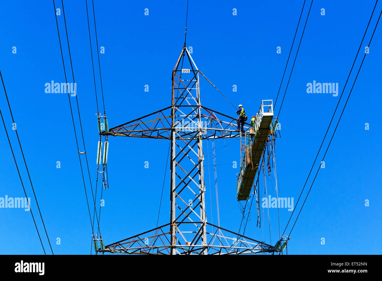 Man working high voltage pylon hi-res stock photography and images - Alamy