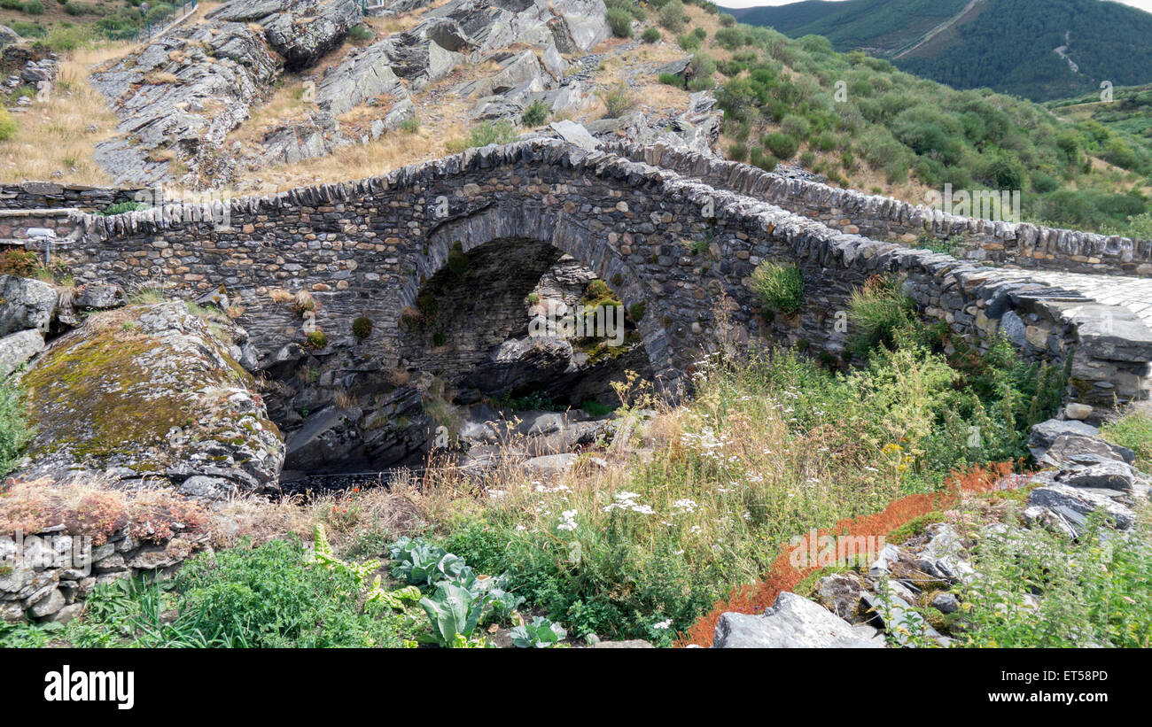 A roman bridge hi-res stock photography and images - Alamy