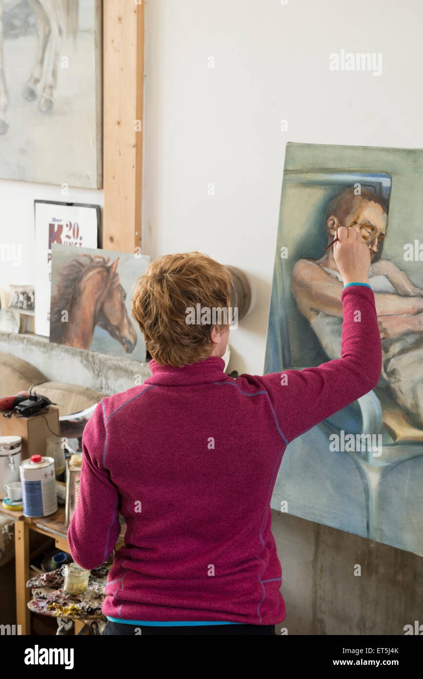 Woman painting hi-res stock photography and images - Alamy