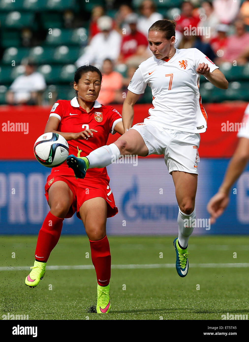 (150611) -- EDMONTON, June 11, 2015(Xinhua) -- China's Liu Shanshan (L ...