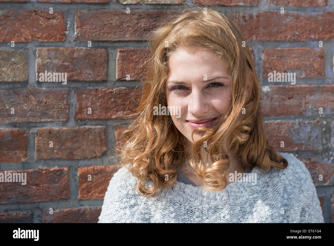 Young woman smiling hi-res stock photography and images - Alamy