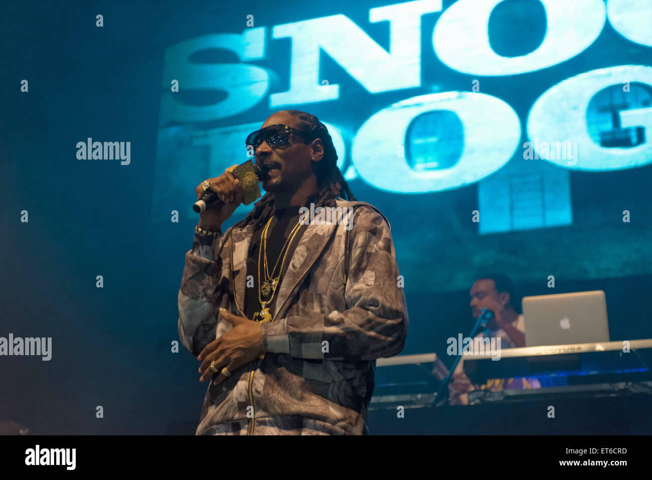 Snoop dogg smoking hi-res stock photography and images - Alamy