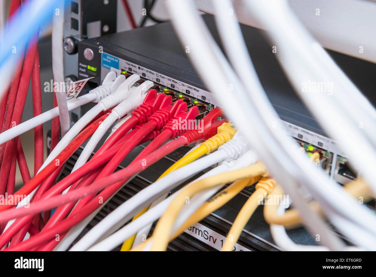 Cable networking nobody server hi-res stock photography and images - Alamy