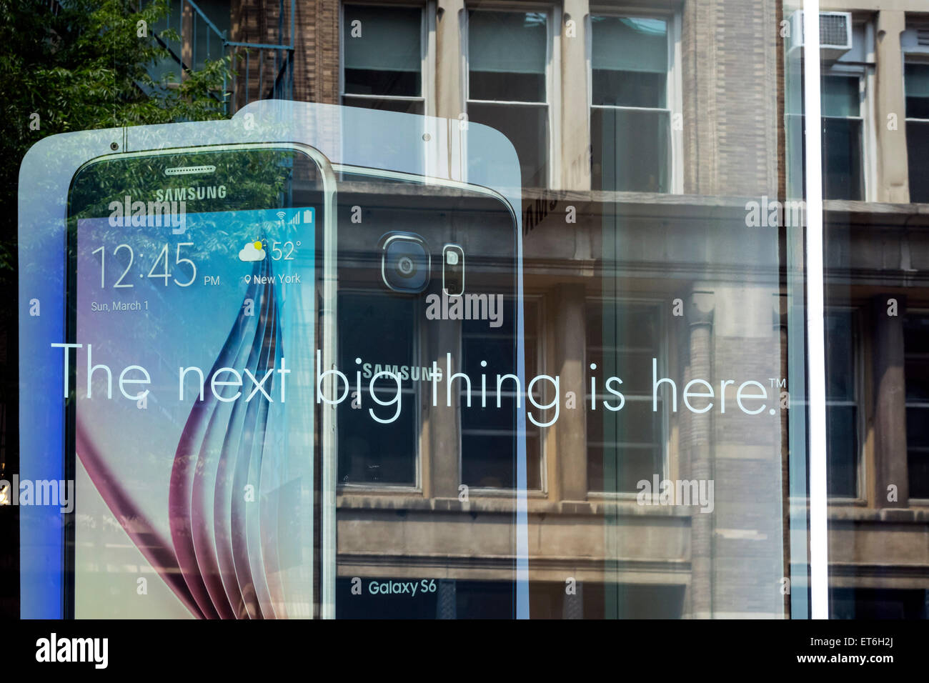 Samsung advertisement hi-res stock photography and images - Alamy