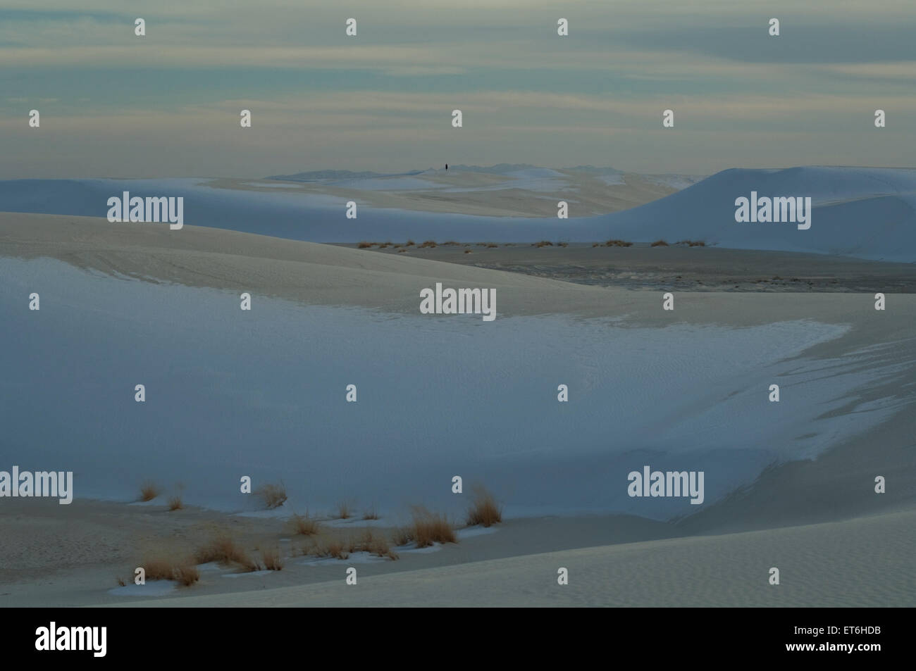 Person alone desert hi-res stock photography and images - Alamy
