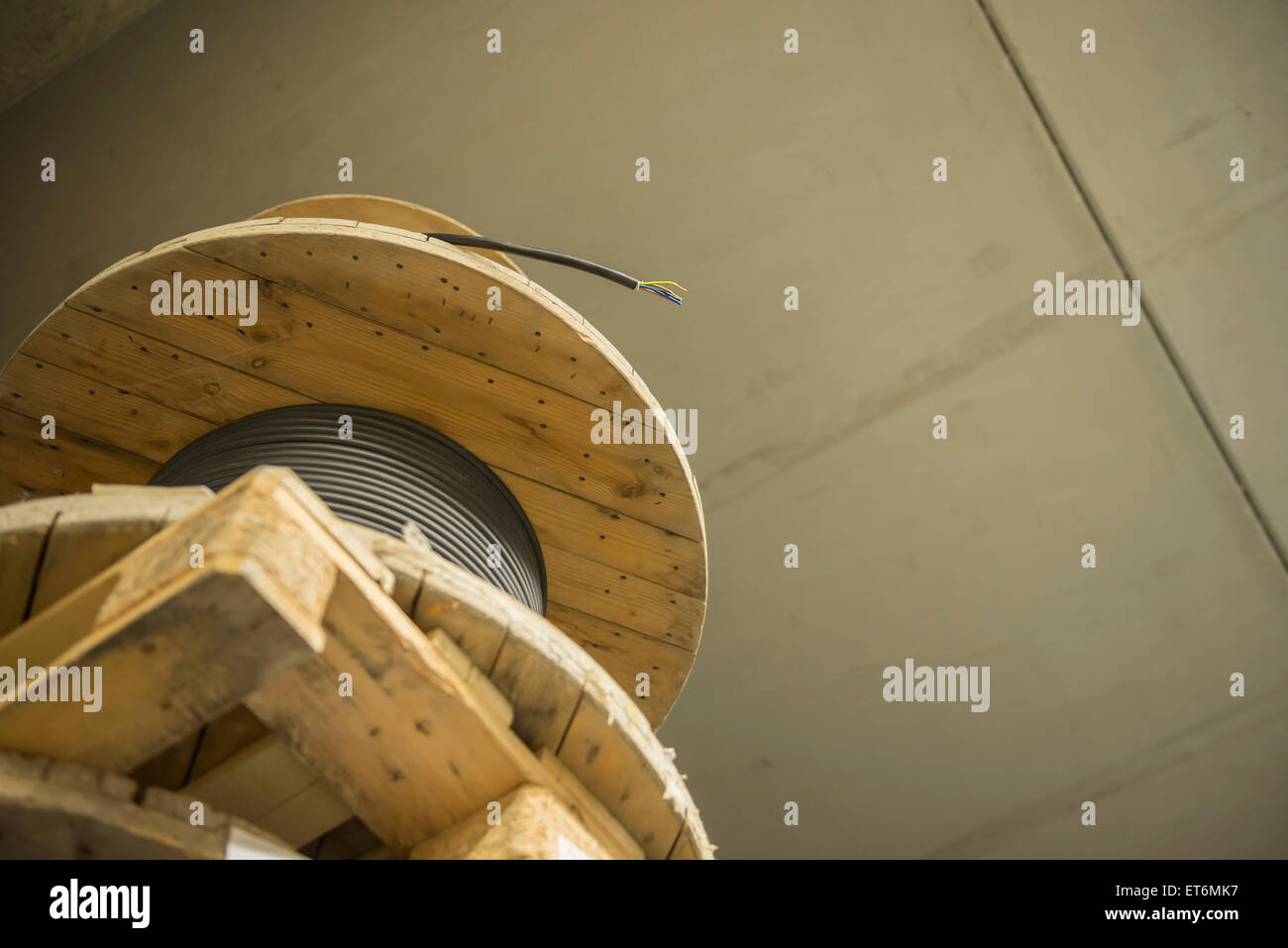 Wood electric cable drum background hi-res stock photography and images ...