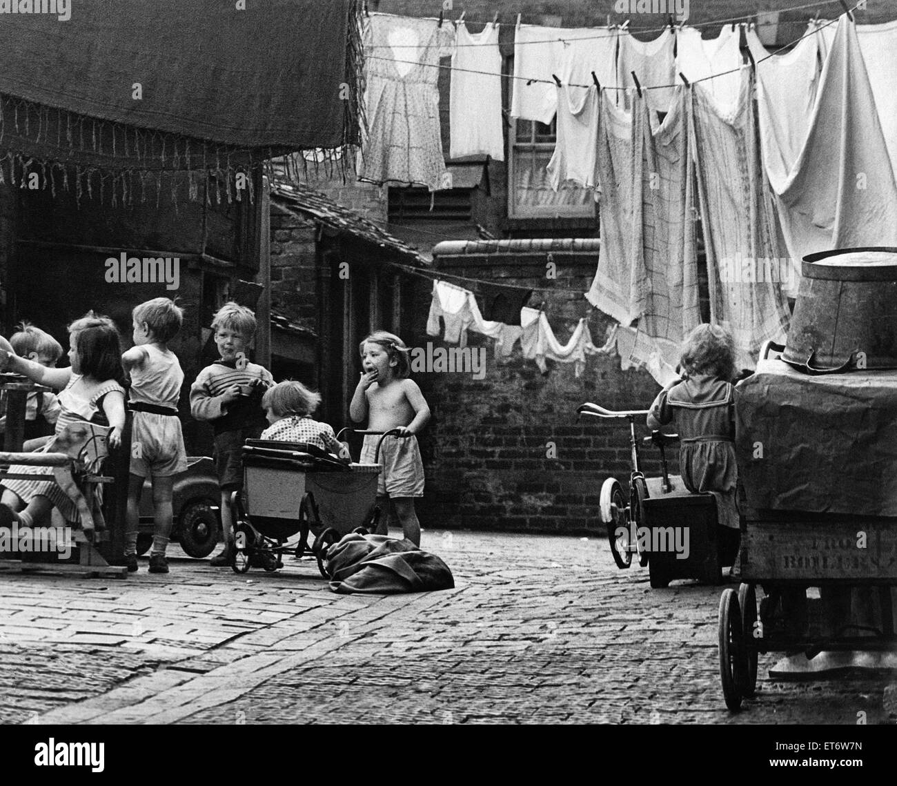 Slum housing 1950s hi-res stock photography and images - Alamy