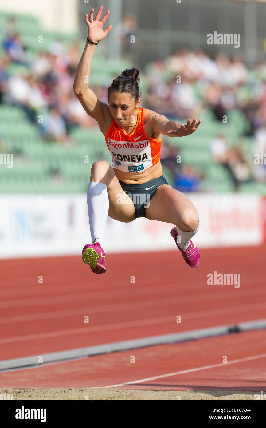 Women triple jump hi-res stock photography and images - Alamy
