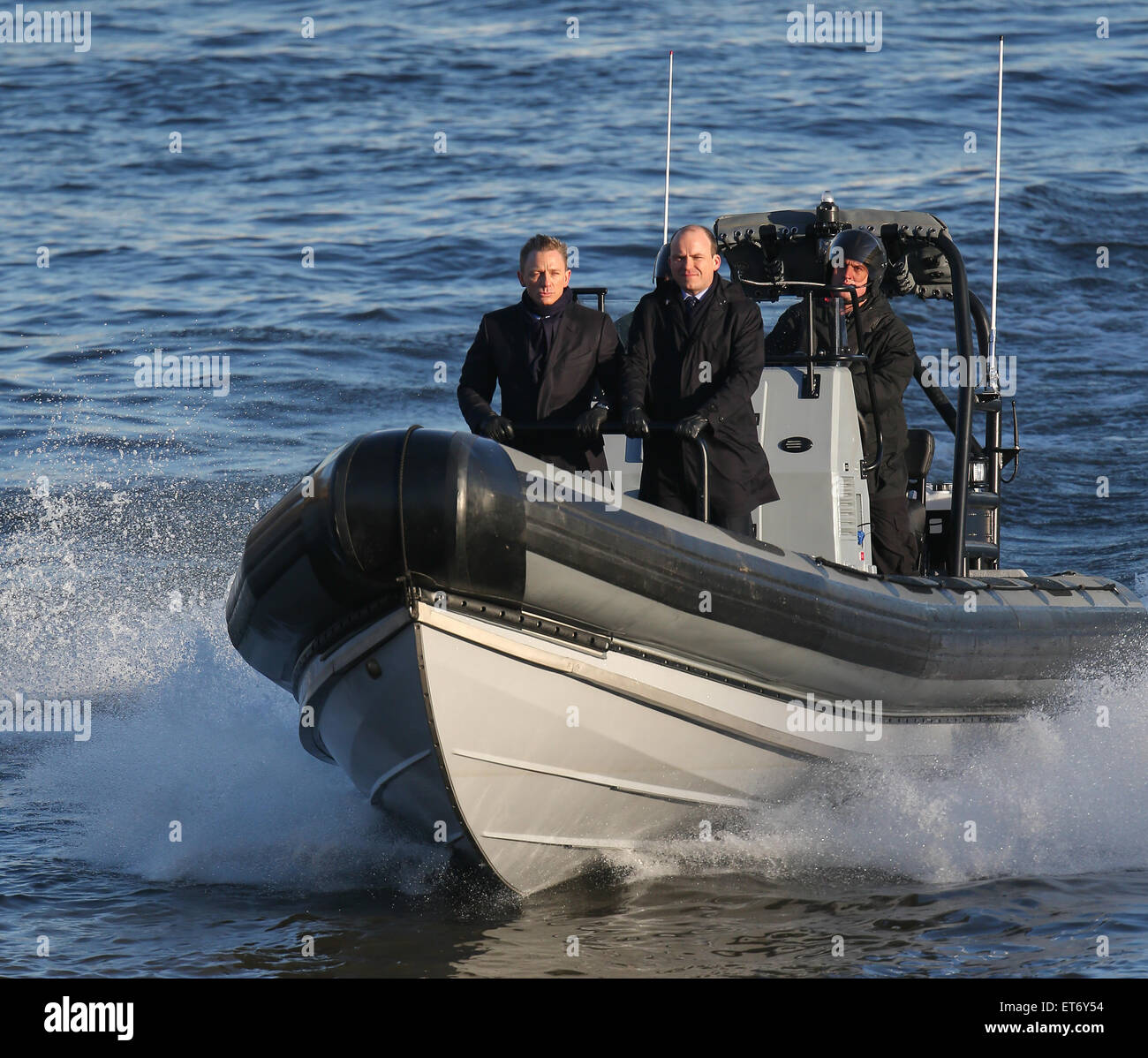 Daniel craig river spectre hi-res stock photography and images - Alamy