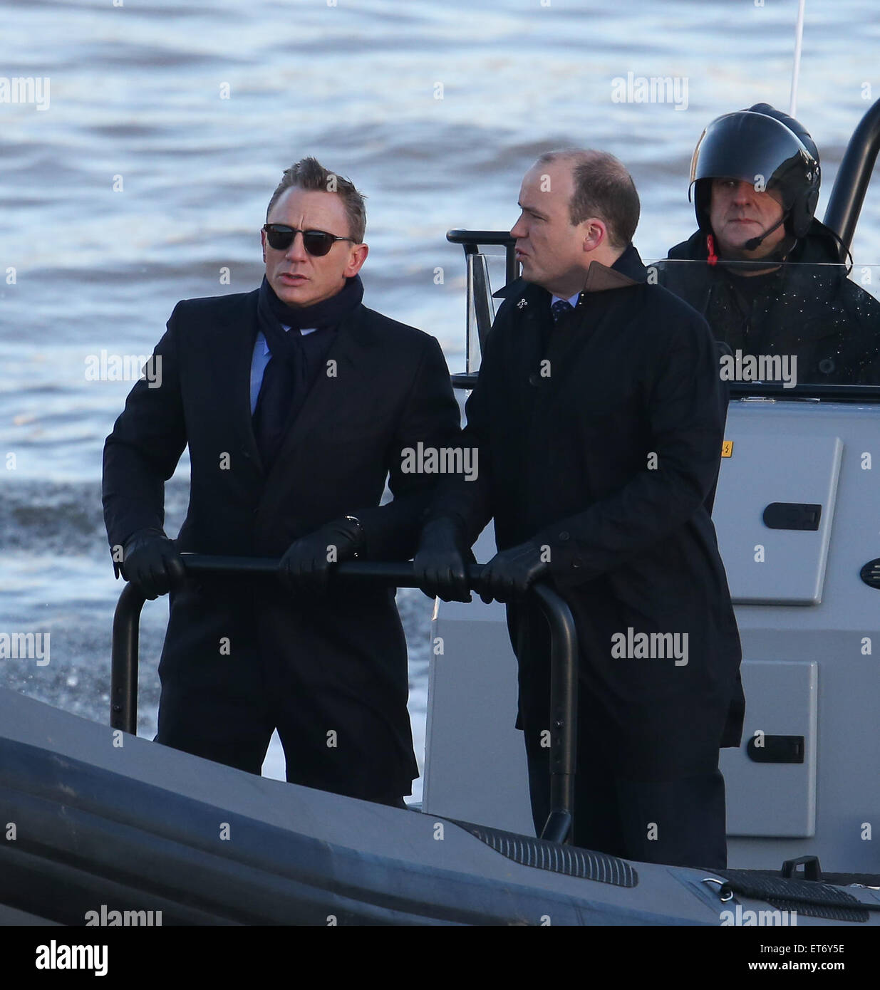 Daniel craig river spectre hi-res stock photography and images - Alamy