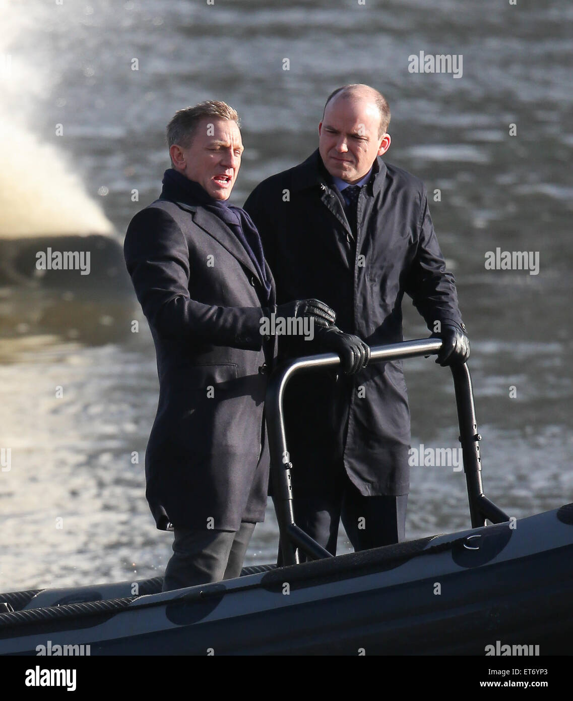 Daniel craig river spectre hi-res stock photography and images - Alamy