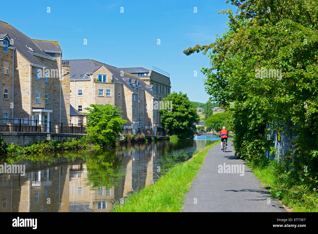Apartments overlooking the Leeds and Liverpool Canal at Apperley Bridge ...