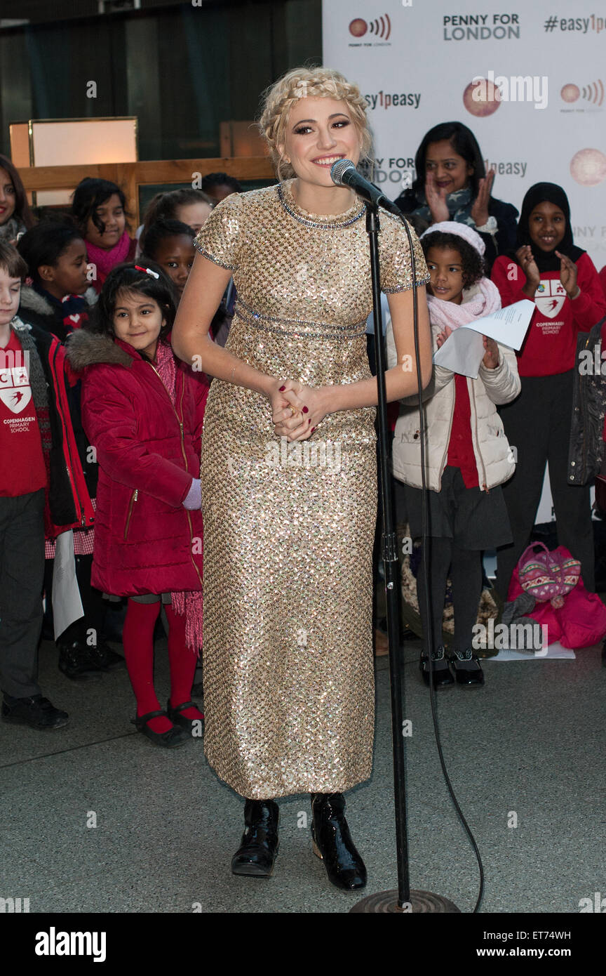Pixie Lott sings Christmas carols with local primary school children at ...