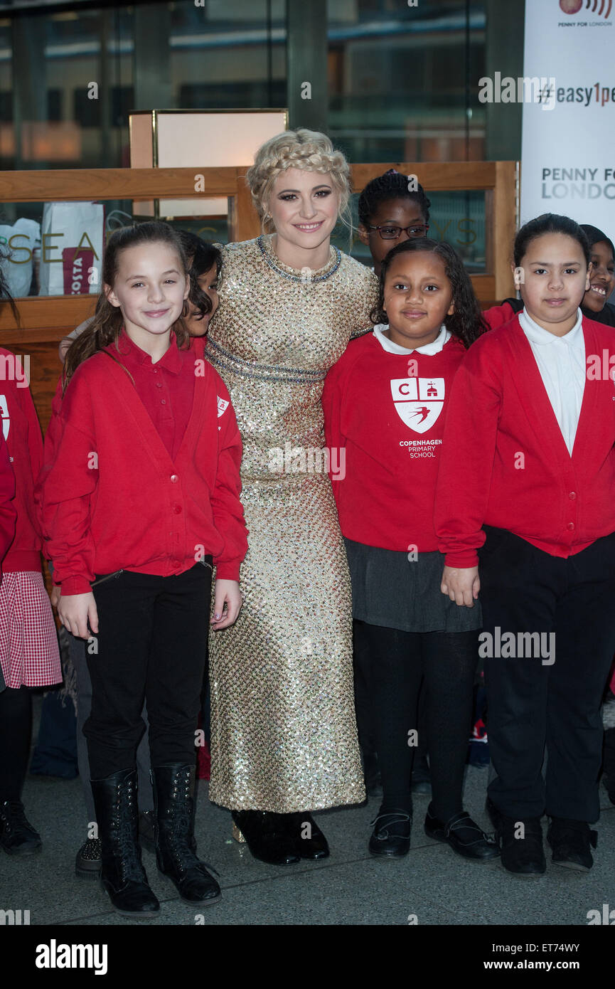 Pixie Lott sings Christmas carols with local primary school children at ...