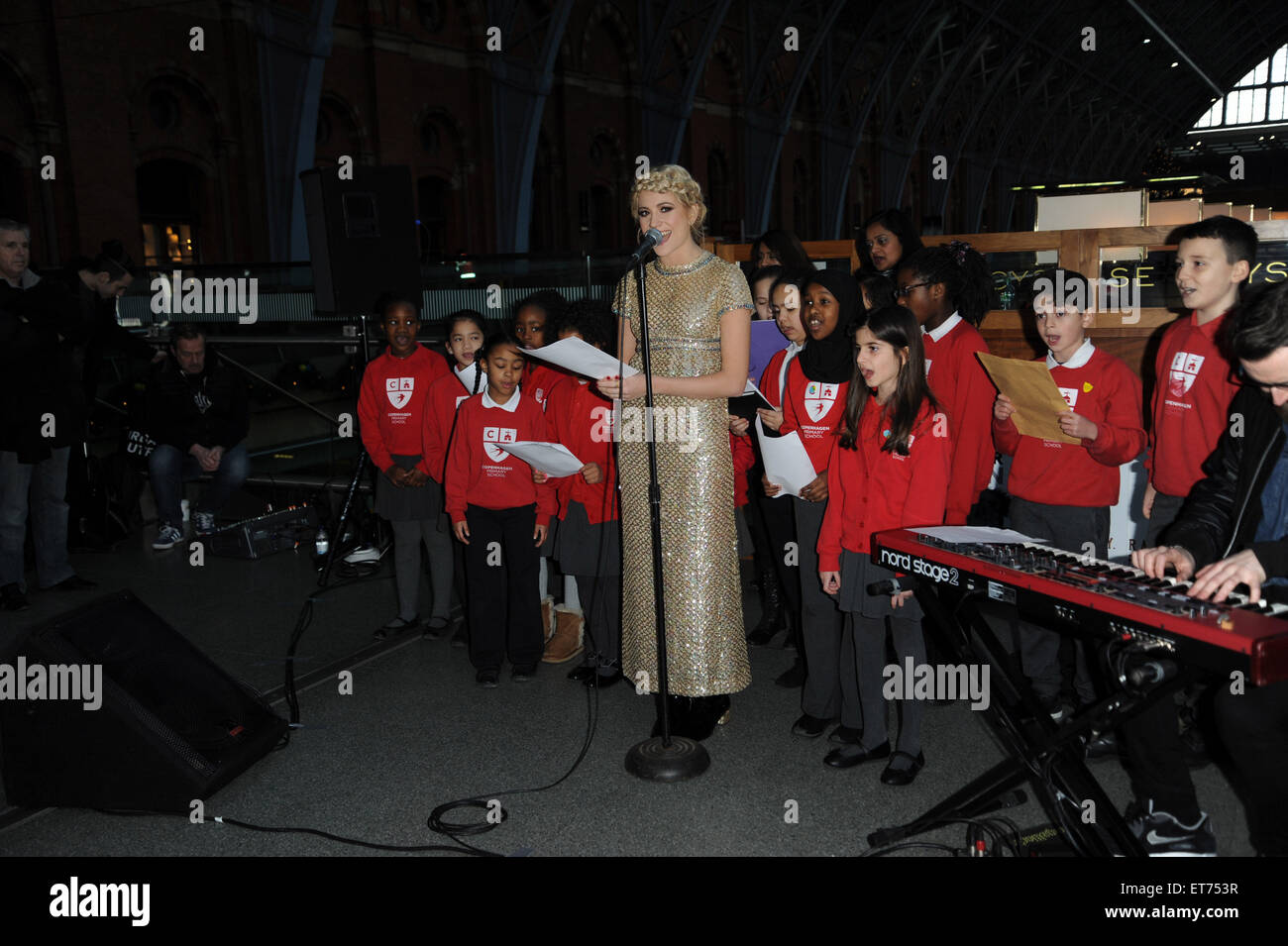 Pixie Lott sings with childrens choir at St Pancras station in aid of ...