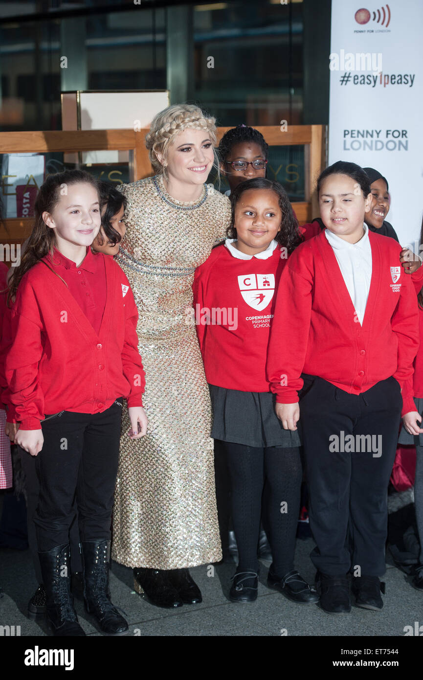 Pixie Lott sings Christmas carols with local primary school children at ...
