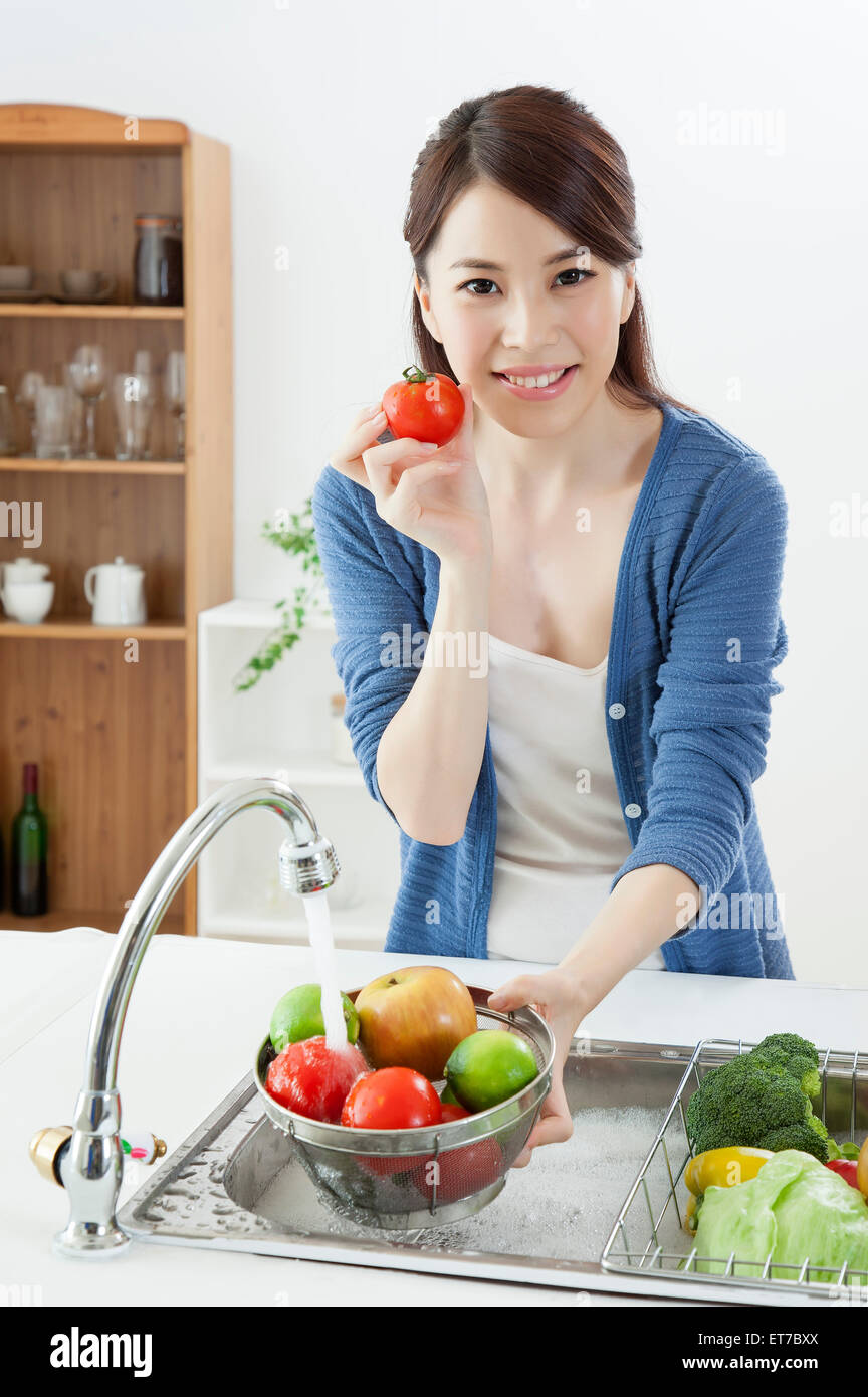 Woman cleaning vegetables hi-res stock photography and images - Alamy