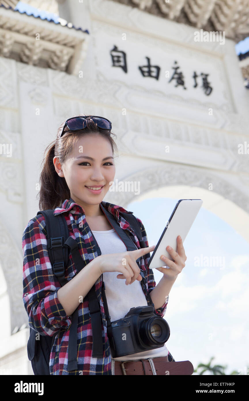 Young woman holding touchpad and smiling at the camera Stock Photo - Alamy