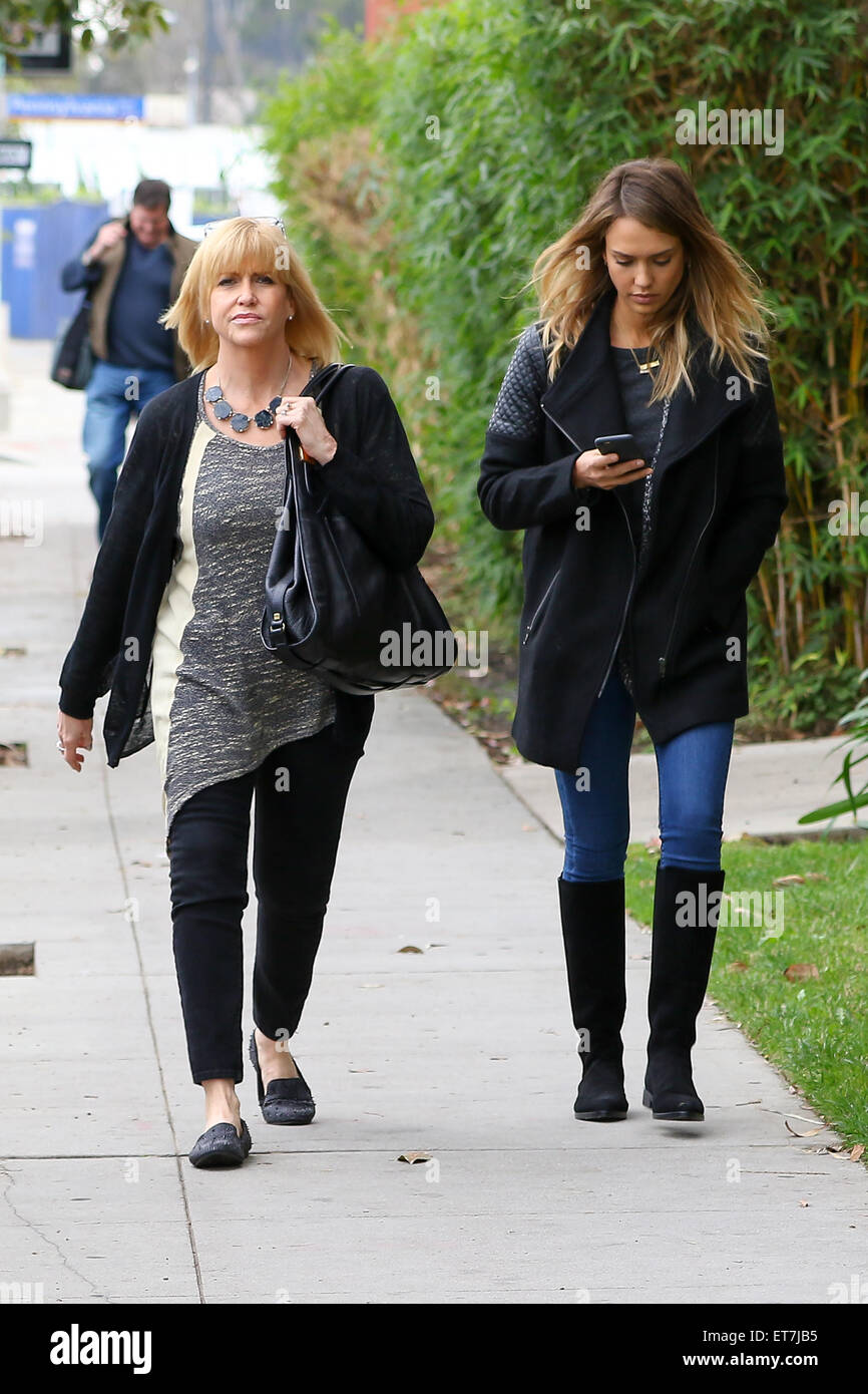 Jessica Alba takes her mother for have lunch in Santa Monica Featuring ...
