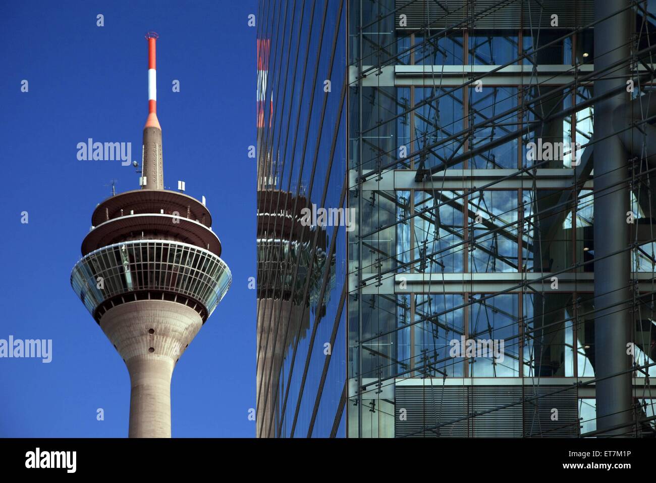 der Rheinturm spiegelt sich im Stadttor, der Staatskanzlei des Landes ...