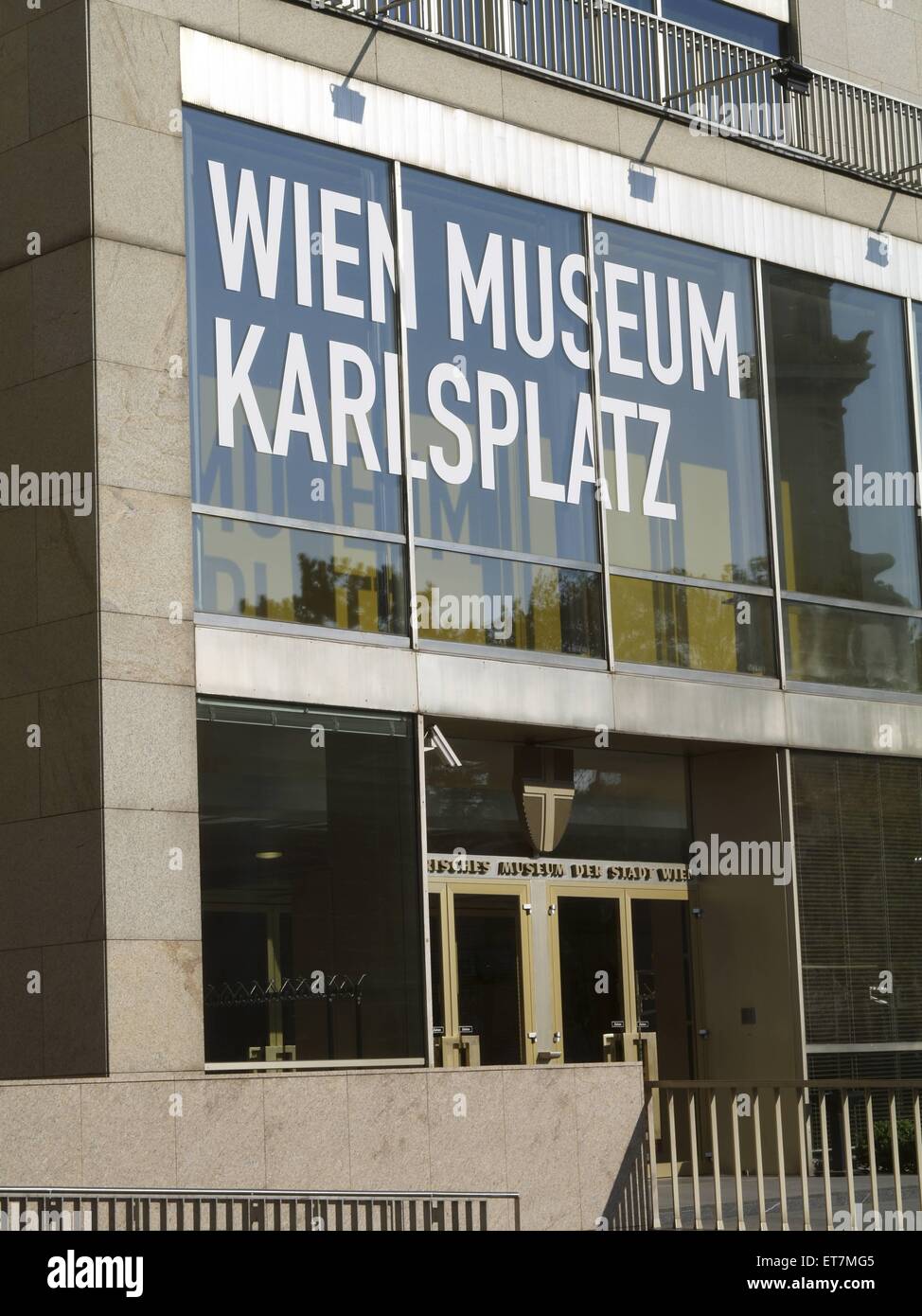 Glasfront des Wien-Museums Karlsplatz, Oesterreich, Wien | glass front of the Wien Museums ...