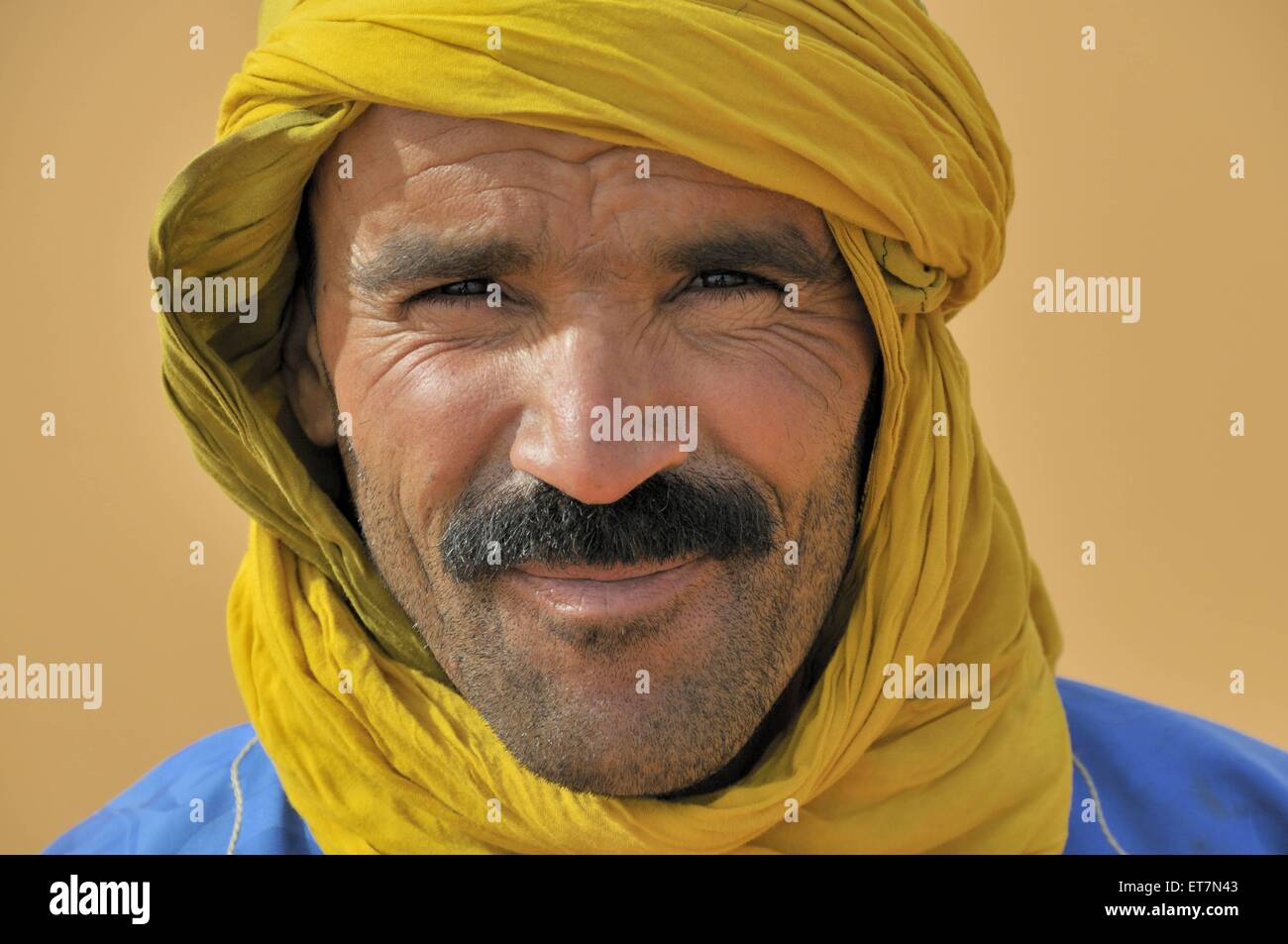 Berber mit dem traditionellen Litham, Marokko, Erg Chebbi, Sahara ...