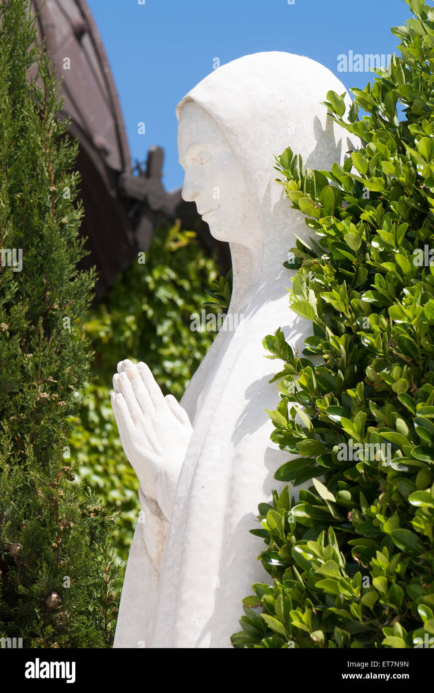 Statue mary church lady peace hi-res stock photography and images - Alamy