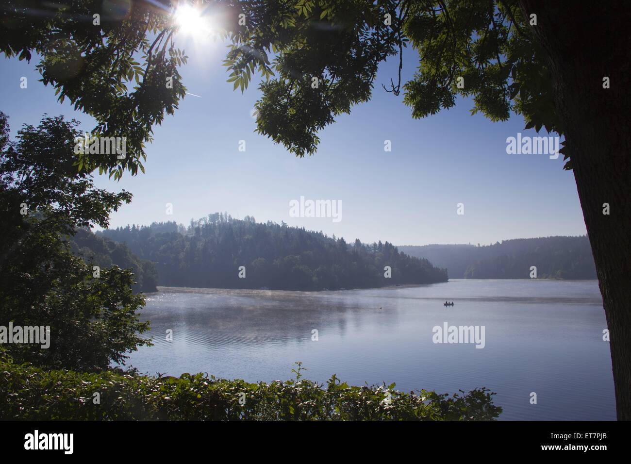 Bleiloch-Talsperre im Morgenlicht mit Boot, Deutschland, Thueringen ...