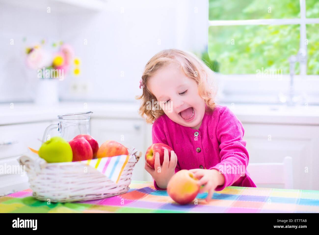 Little girl eating apples Stock Photo - Alamy Little girl eating apples Stock Photo - Alamy